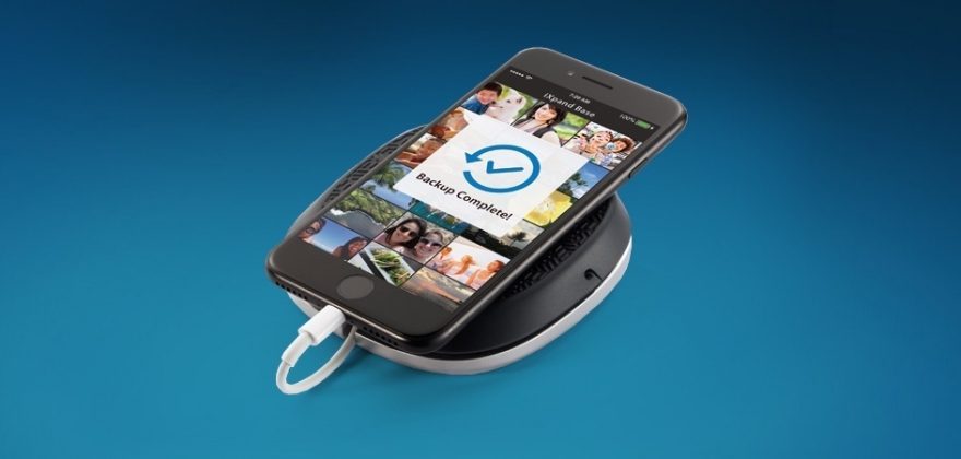 SanDisk iXpand Base laadt je iPhone op en maakt lokale backups